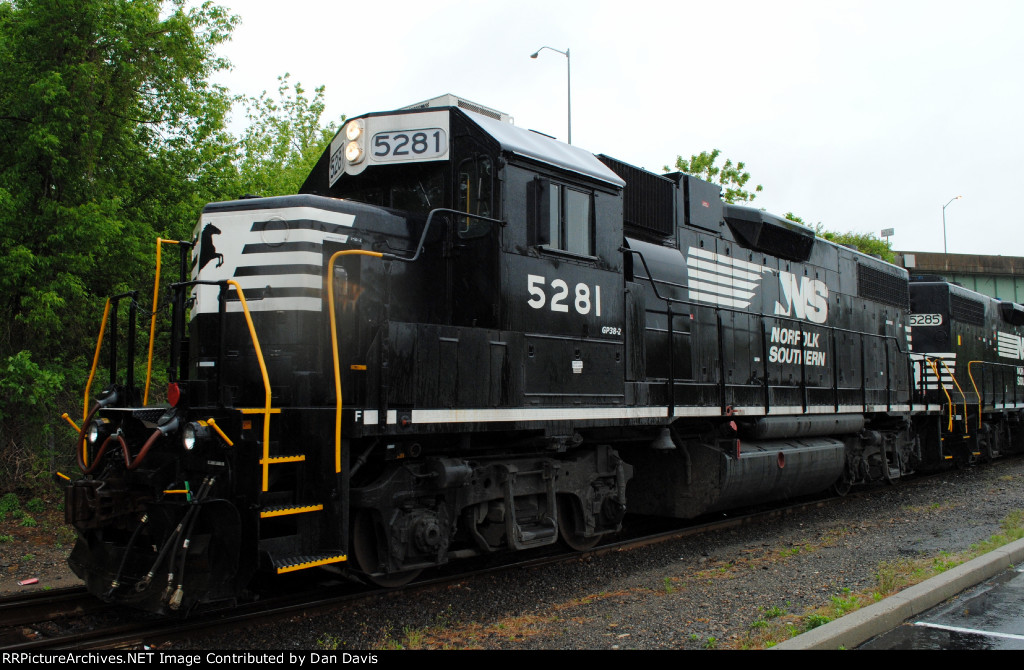 NS GP38-2 5281 leads CSAO MO-R1